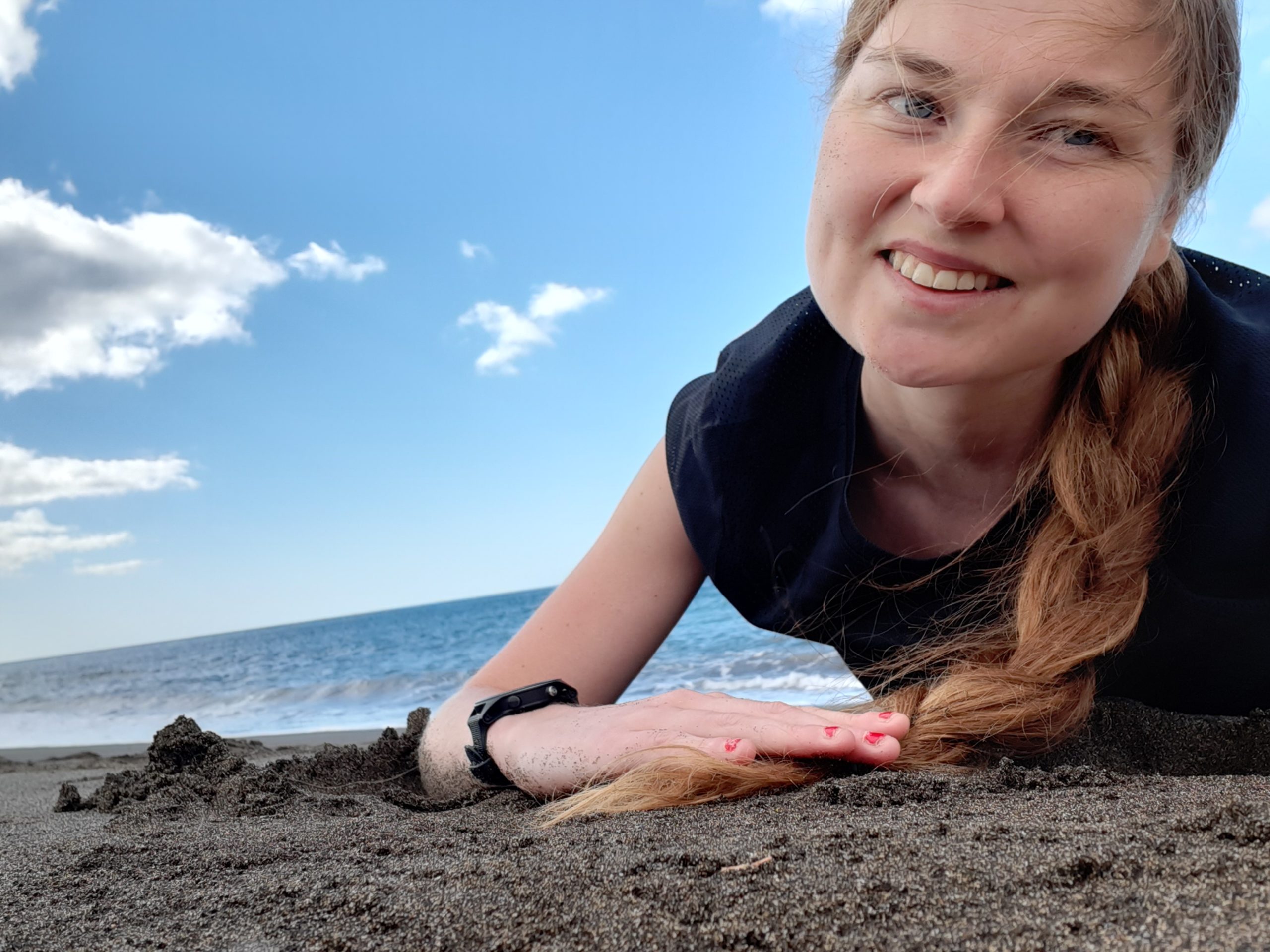 Lisa springer vidare på Playitas & med fågel blå & solsken gult | paceUP!